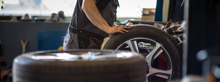 Service de réparation de pneus endommagés – Mécanique Élite